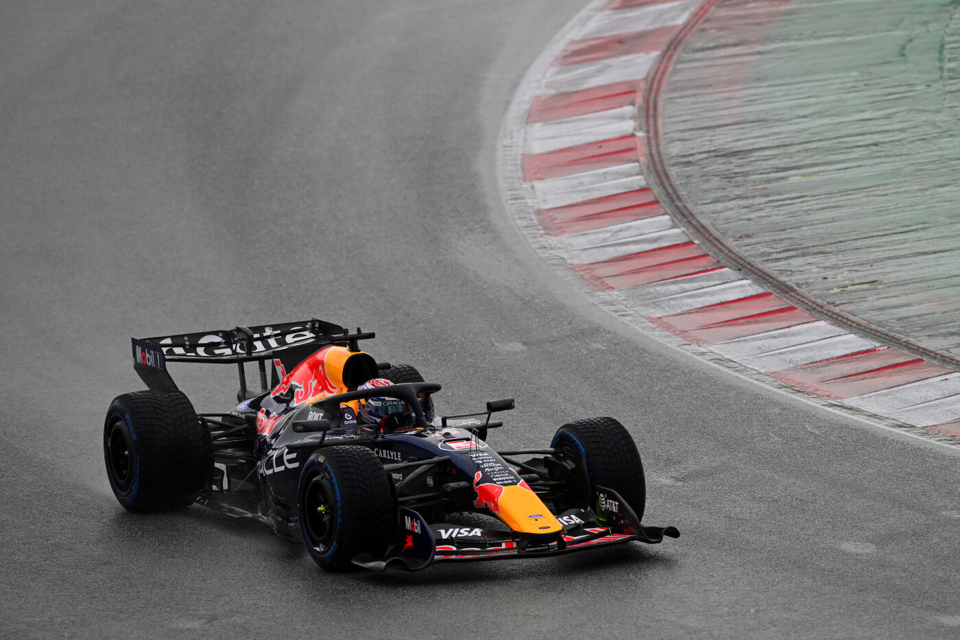 Max Verstappen in Barcelona in actie met de RB22 - Grand Prix Radio
