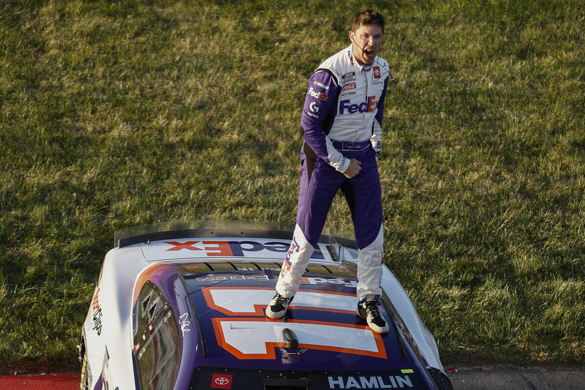 Denny Hamlin wint NASCAR race op Richmond Raceway - Grand Prix Radio
