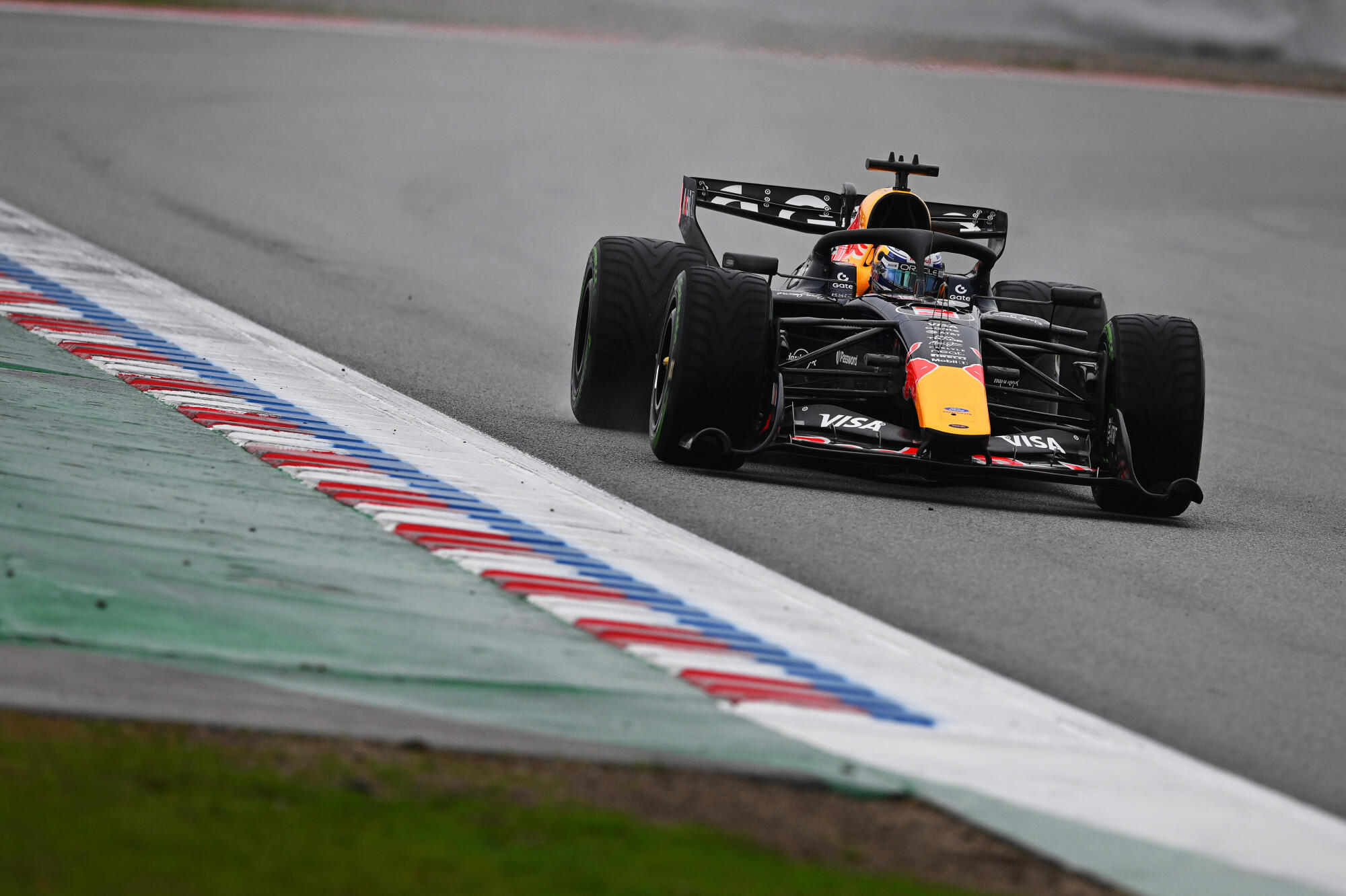 Max Verstappen in Barcelona in actie met de RB22 - Grand Prix Radio